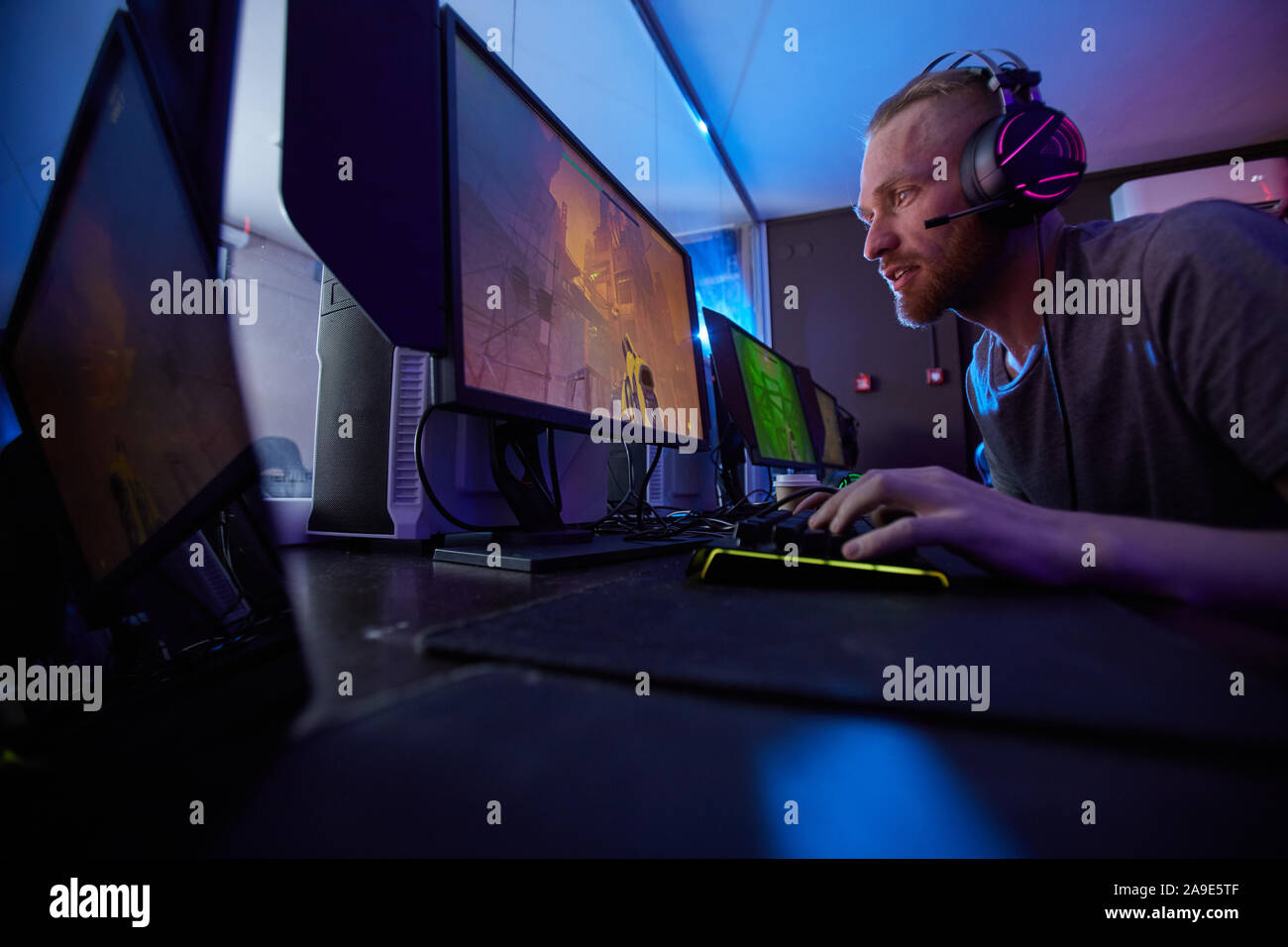 Computer lab headphones hi-res stock photography and images - Alamy