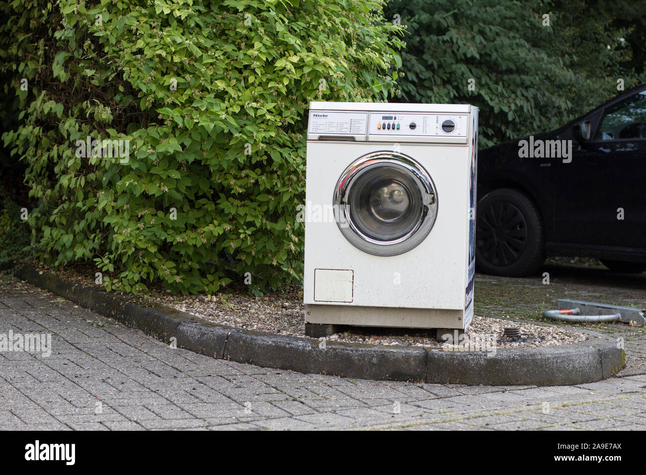 Washing machine at the roadside Stock Photo - Alamy