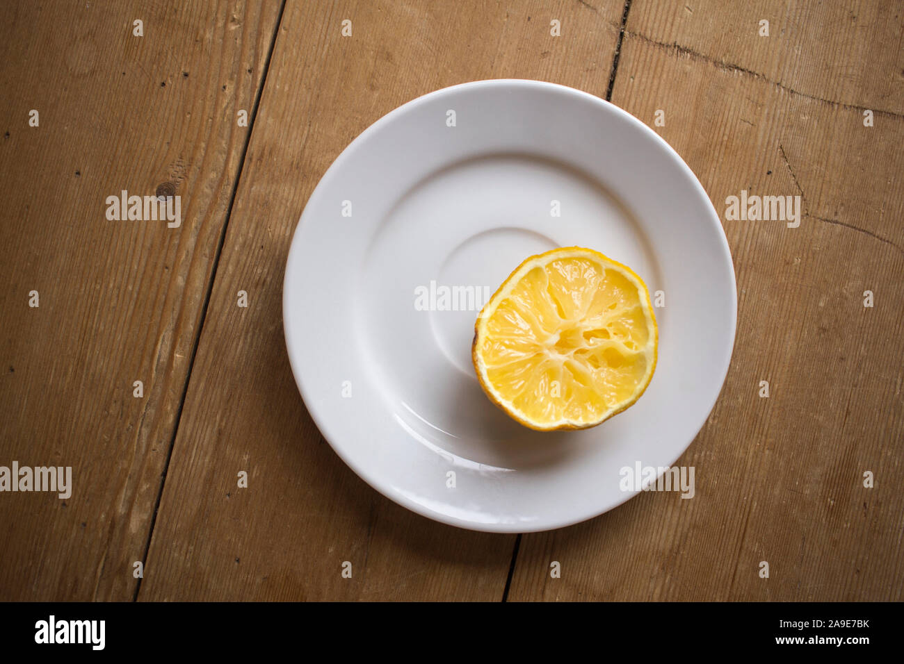 Lemon on plate Stock Photo - Alamy