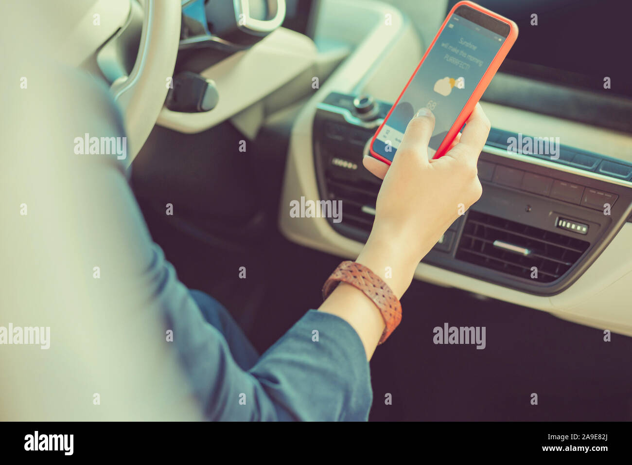 Close up of female hand that holding telephone Stock Photo - Alamy