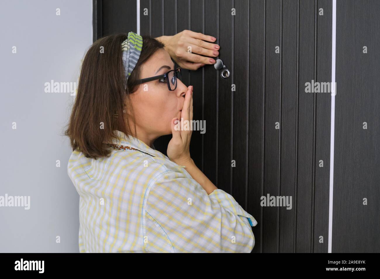 Peep hole woman hi-res stock photography and images - Alamy