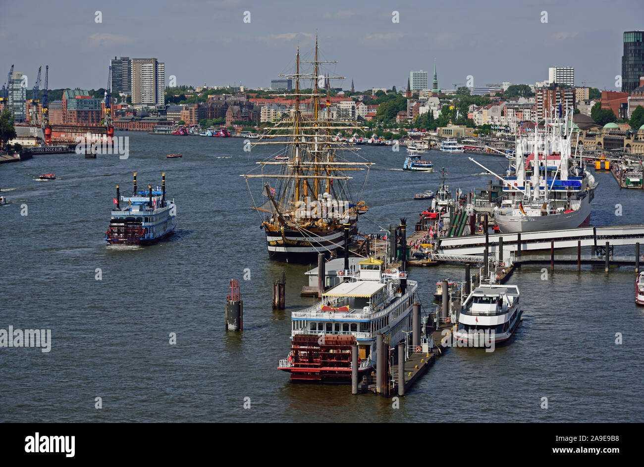 Europe, Germany, Hamburg, harbour, view of the Elbe philharmonic on the ...