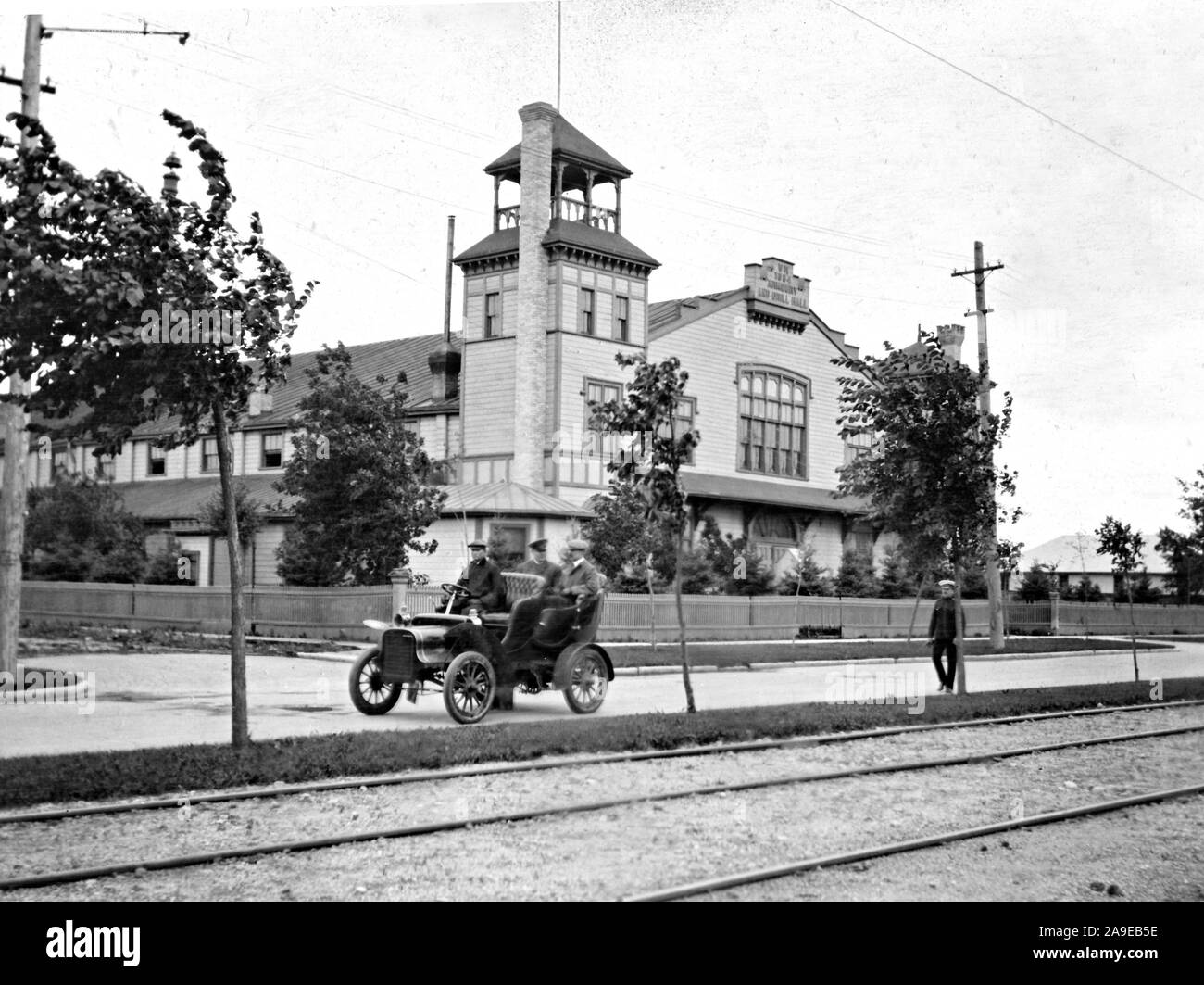Photograph of car outside Fort Osborne in Winnipeg, Manitoba in 1907 ...