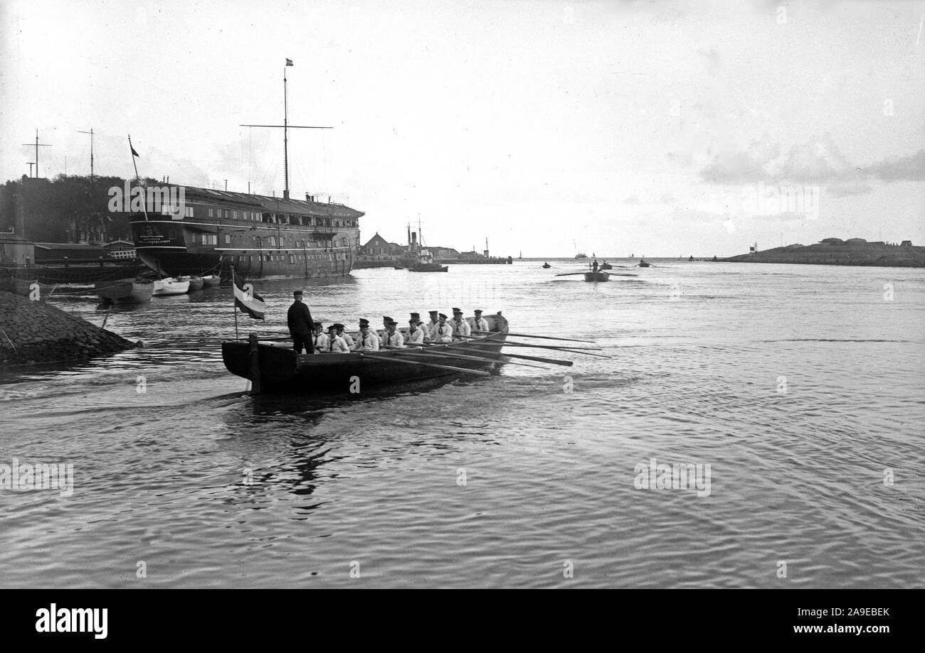 Sloop rowing as an exercise for naval training. On the left the Guard ...