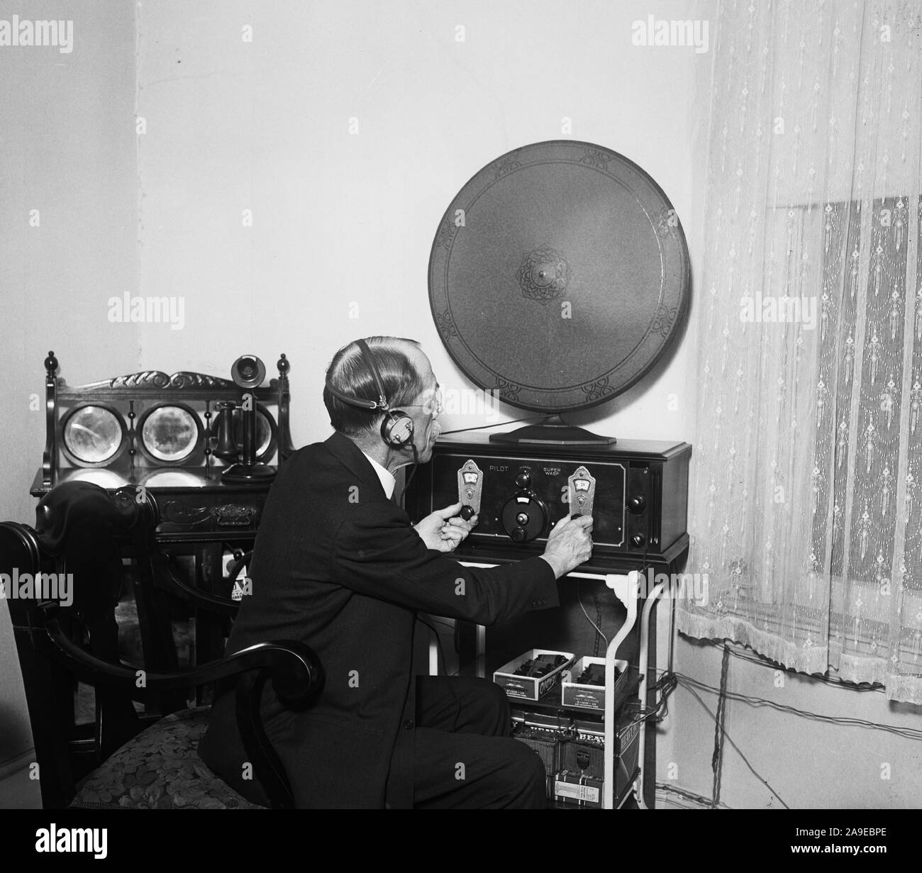 Man operating radio controls hi-res stock photography and images - Alamy