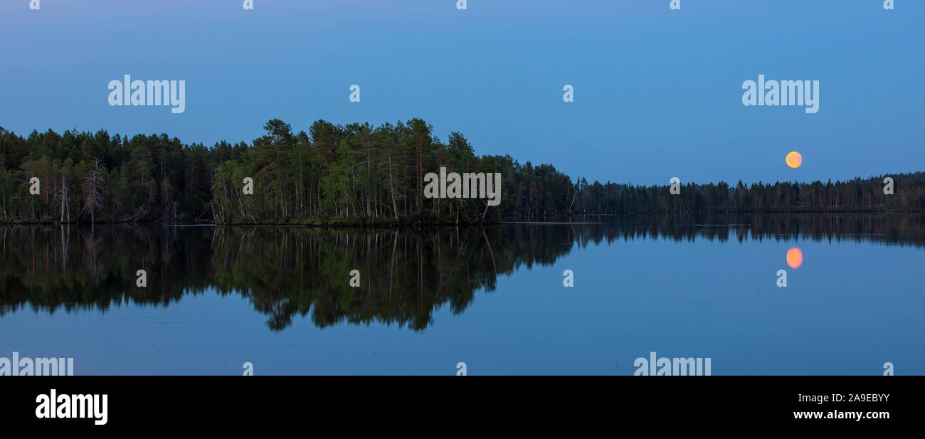 Finland, Lapland, Kuusamo, full moon about lakeside with mirroring ...