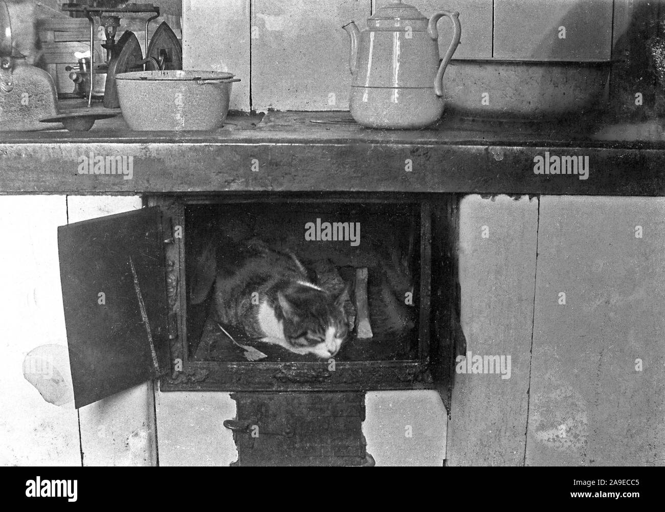 1920s oven cat asleep hi-res stock photography and images - Alamy