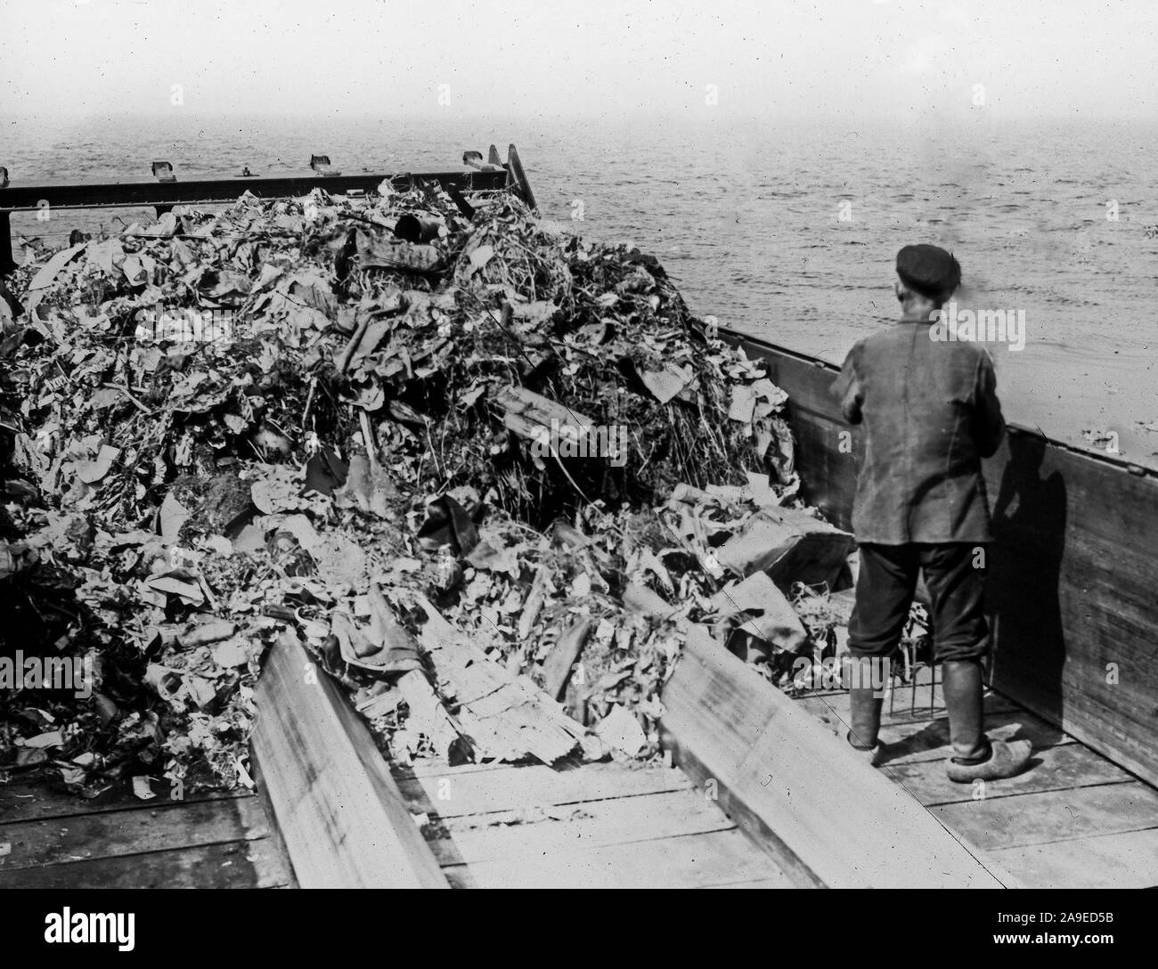 1930s garbage dumping into sea hi-res stock photography and images - Alamy