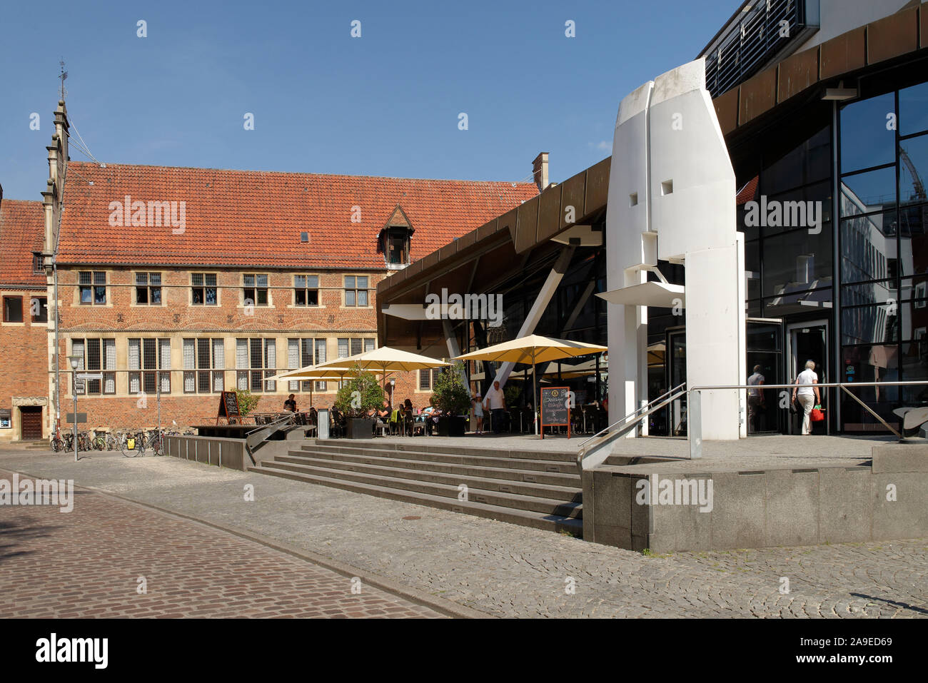 Library stairs exterior hi-res stock photography and images - Alamy