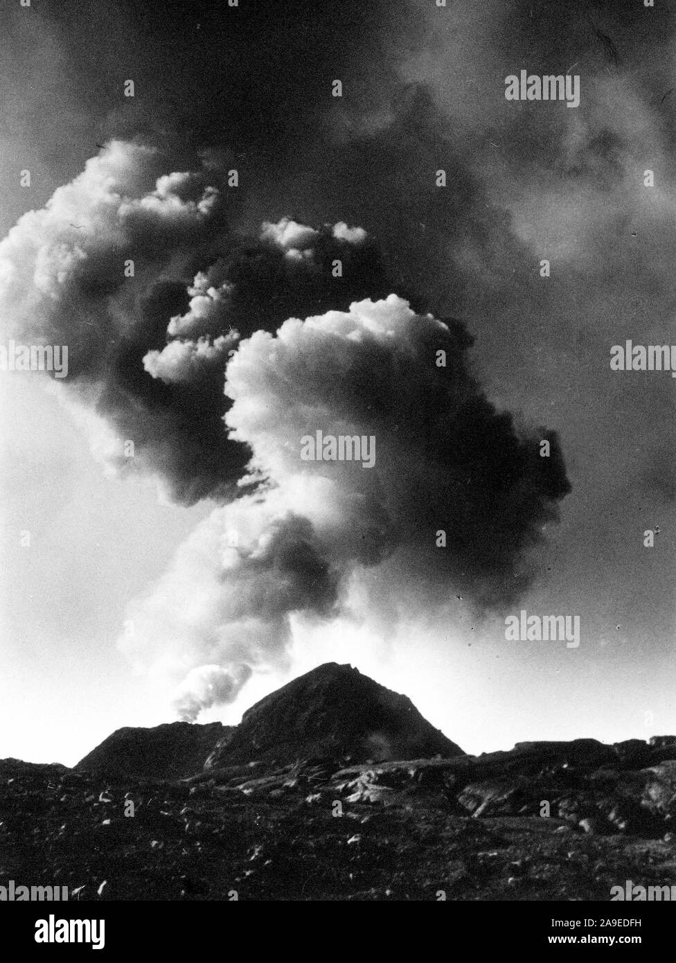 Mt vesuvius 1930s hi-res stock photography and images - Alamy