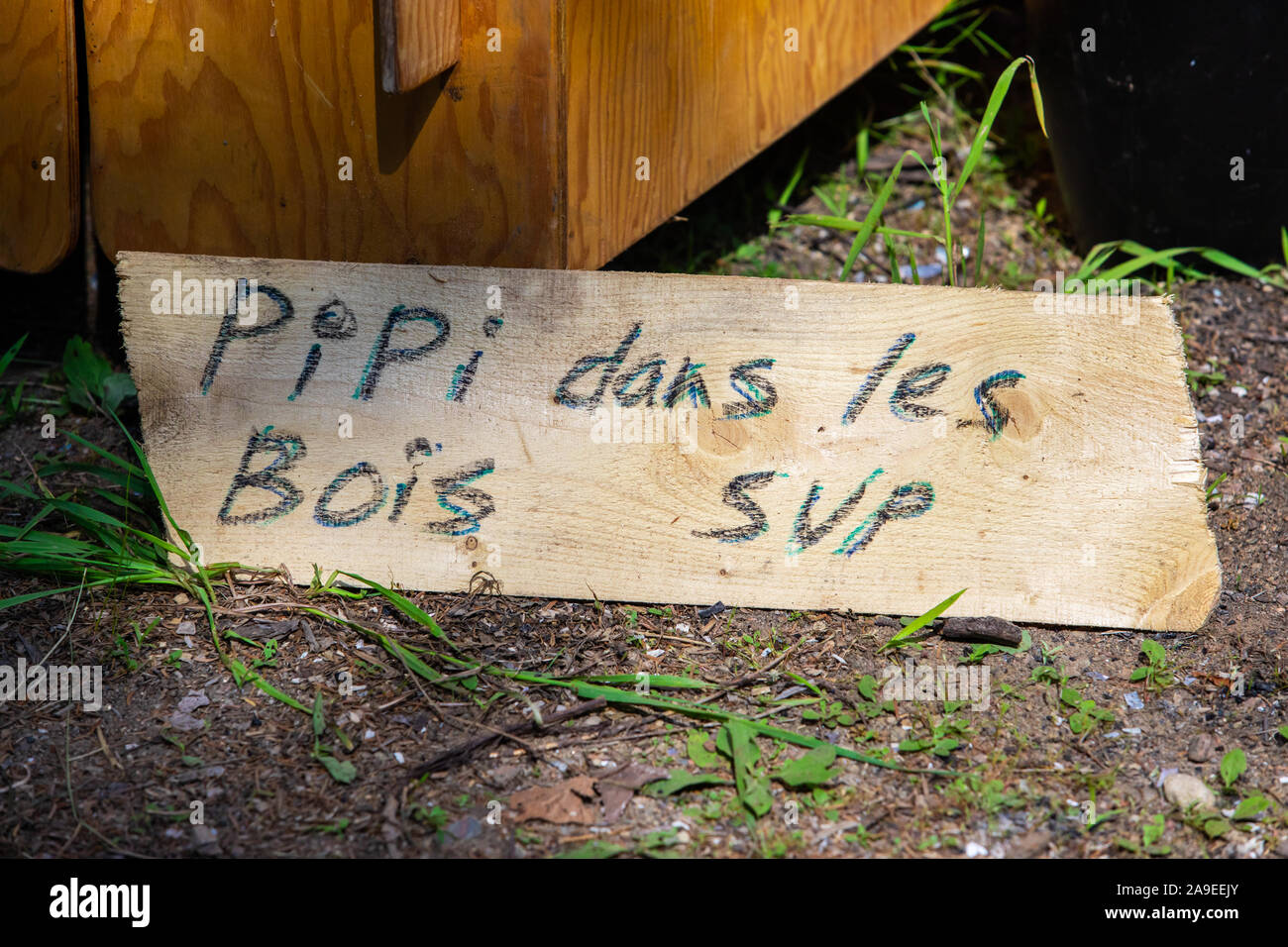 A close up view of French homemade sign pipi dans les bois svp on a ...