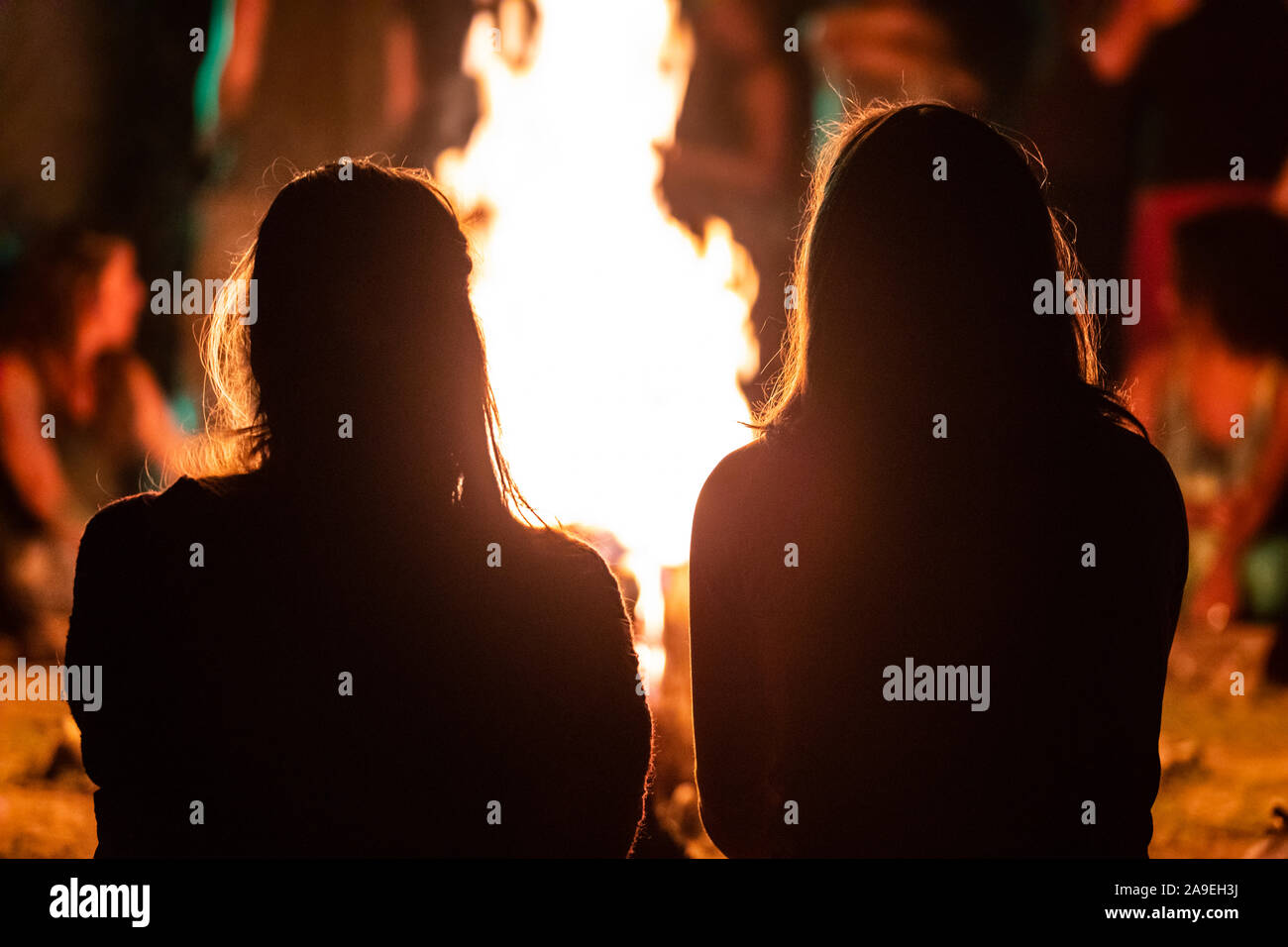 Couple sitting in front of fire hi-res stock photography and images - Alamy