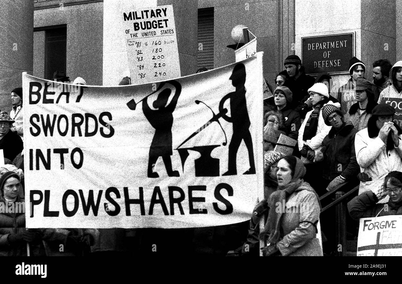 1980s pentagon anti war protest hi-res stock photography and images - Alamy