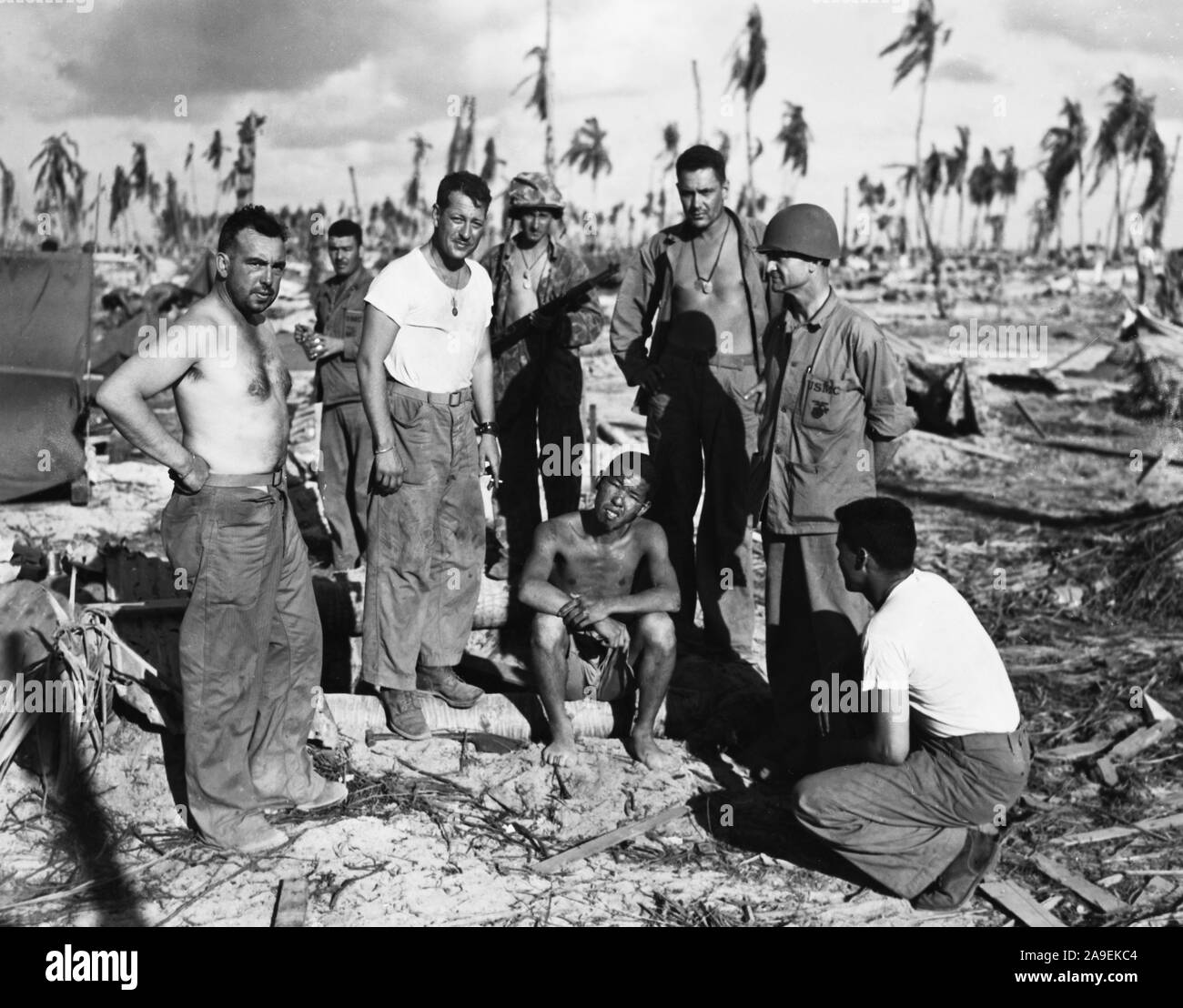 Marines with Japanese prisoner on Tarawa Island Stock Photo - Alamy