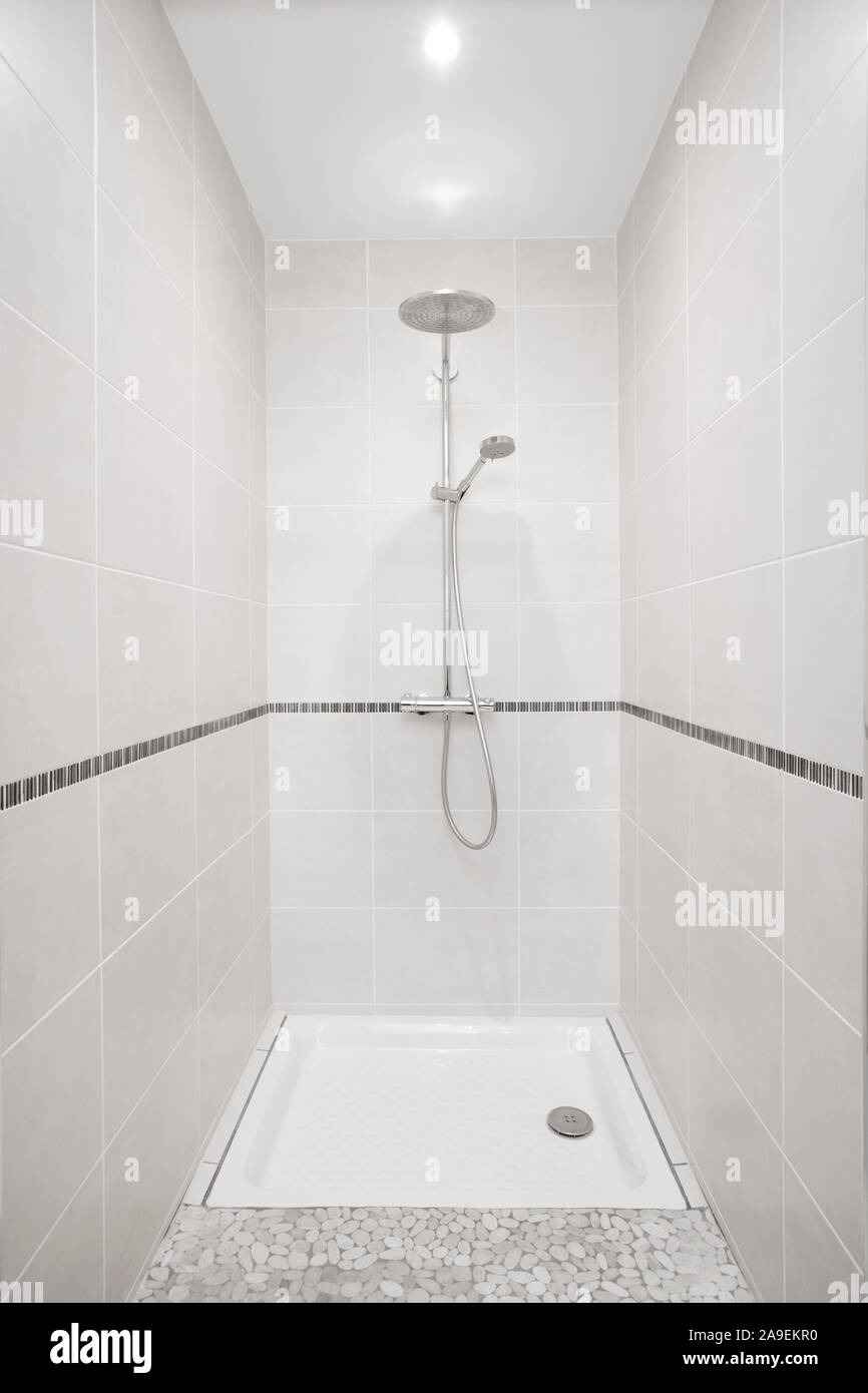 Taking showers hi-res stock photography and images - Alamy
