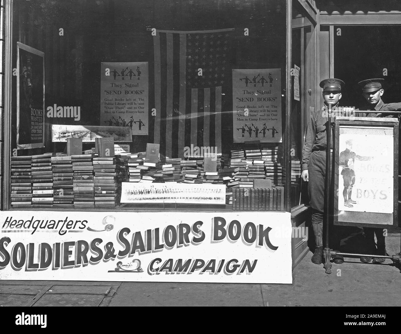 1918 soldiers reading hi-res stock photography and images - Alamy