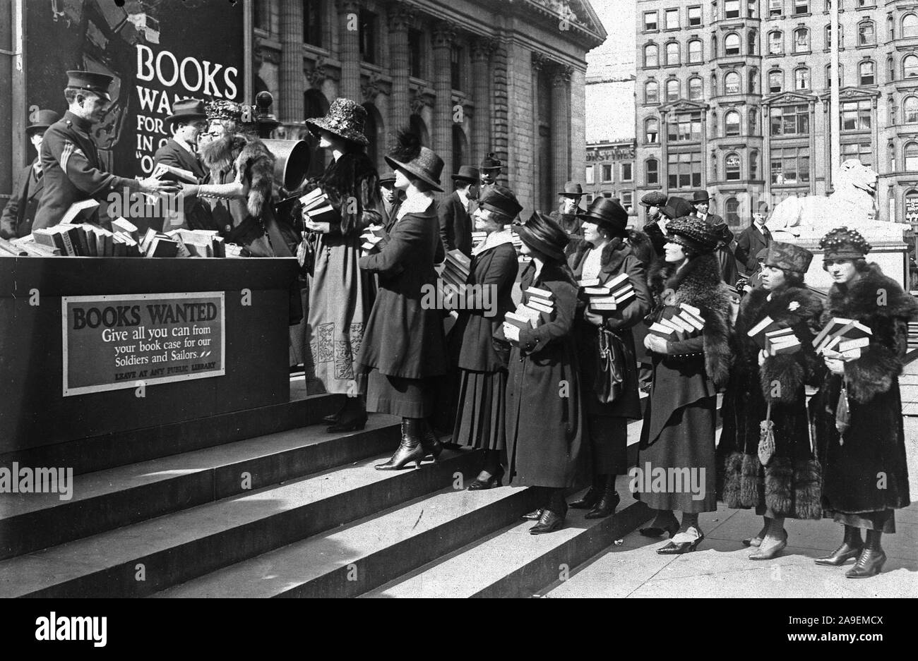 1918 pile books hi-res stock photography and images - Alamy