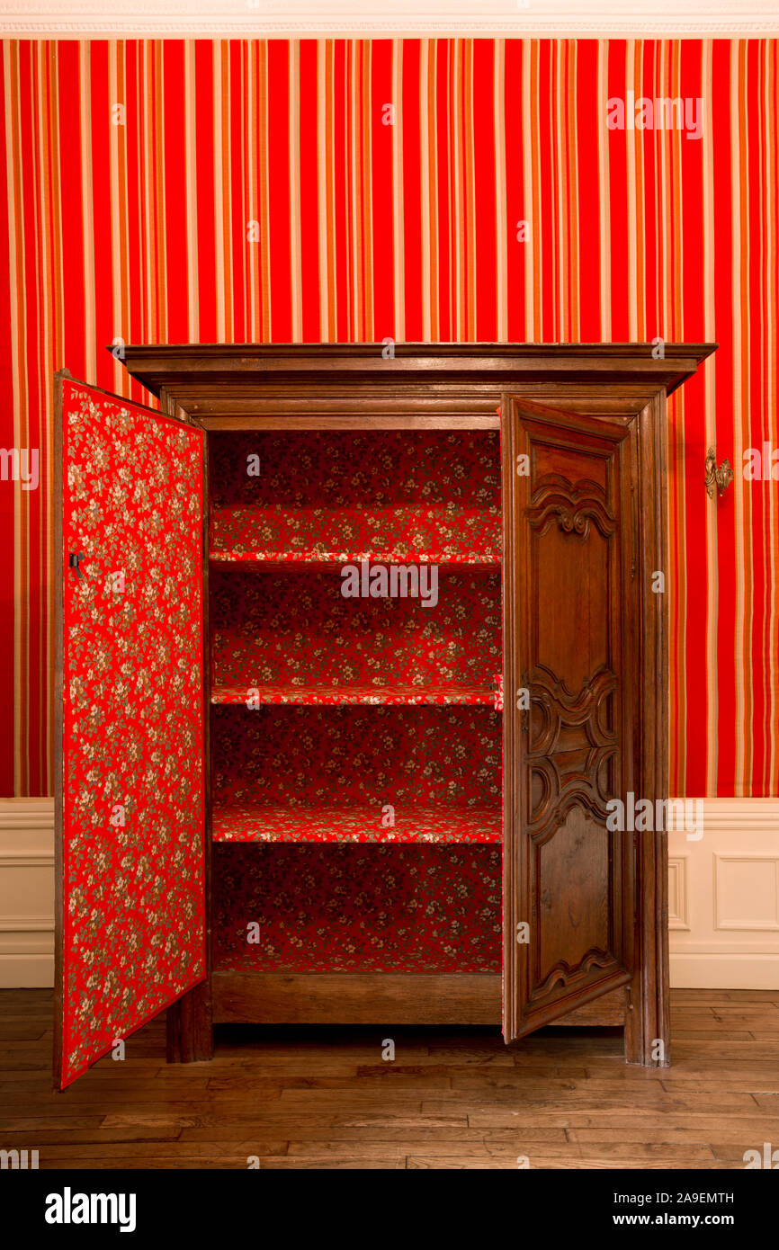 Cupboard with books hi-res stock photography and images - Alamy