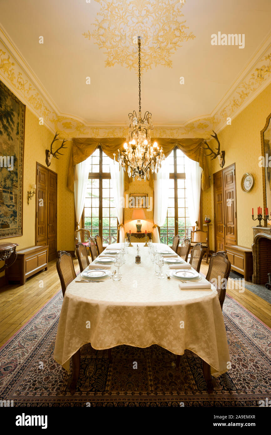 Candlelight table castle hi-res stock photography and images - Alamy