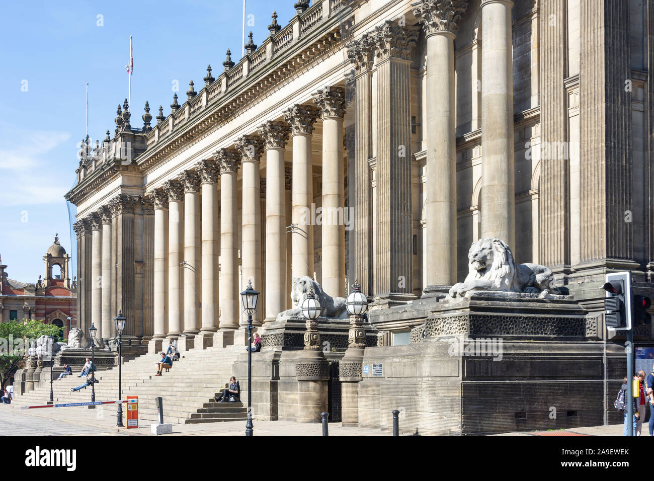Victorian classical venue columns architecture leeds town hall t hi-res ...