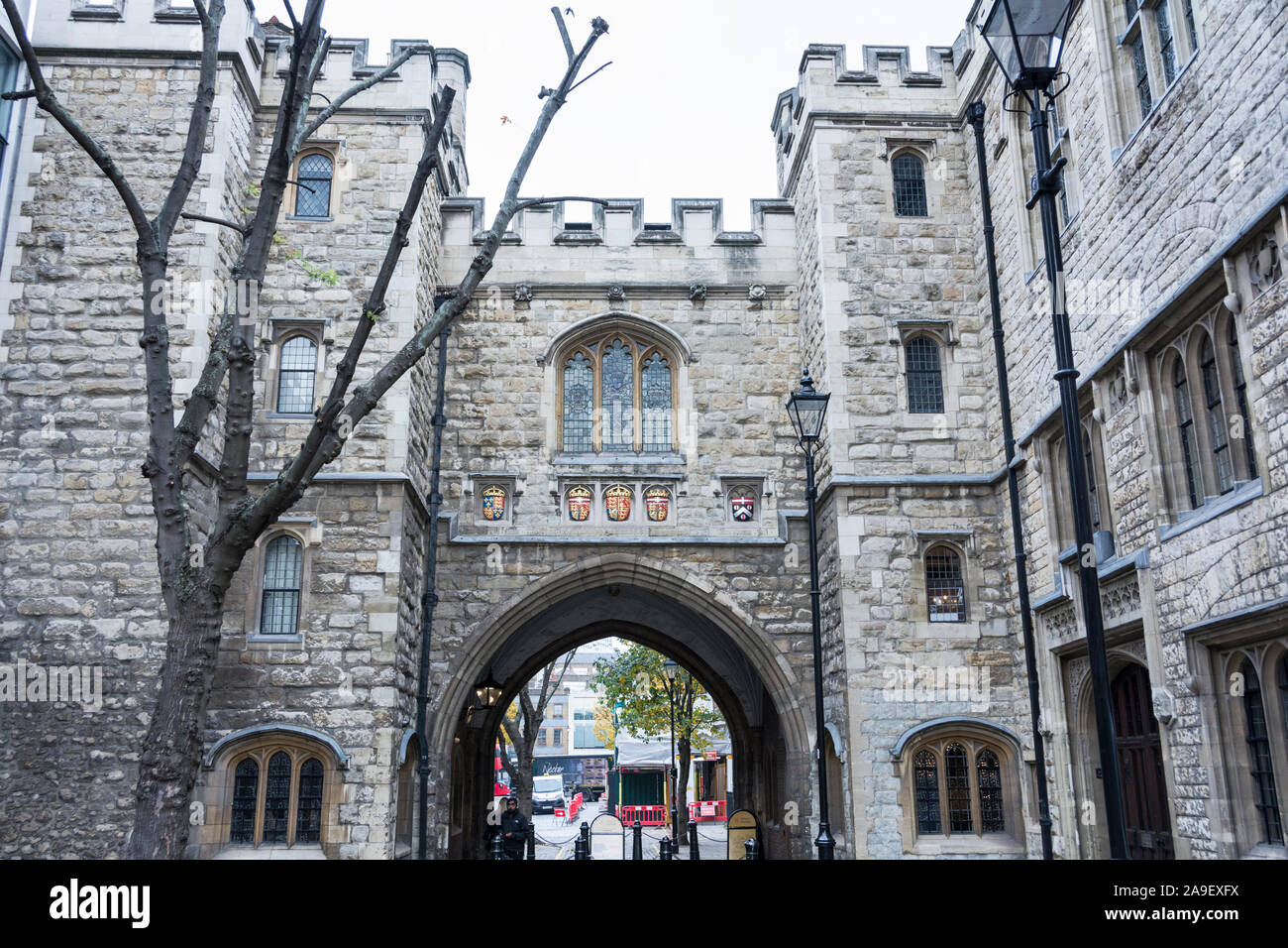 London medieval gate hi-res stock photography and images - Alamy