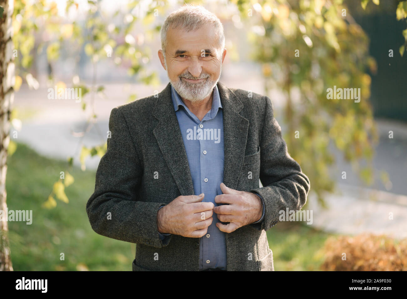 Portrait man in gray jacket hi-res stock photography and images - Alamy