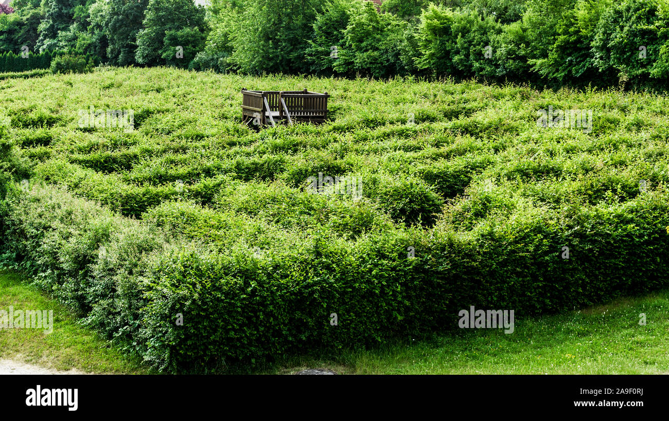 Greenery maze hi-res stock photography and images - Alamy