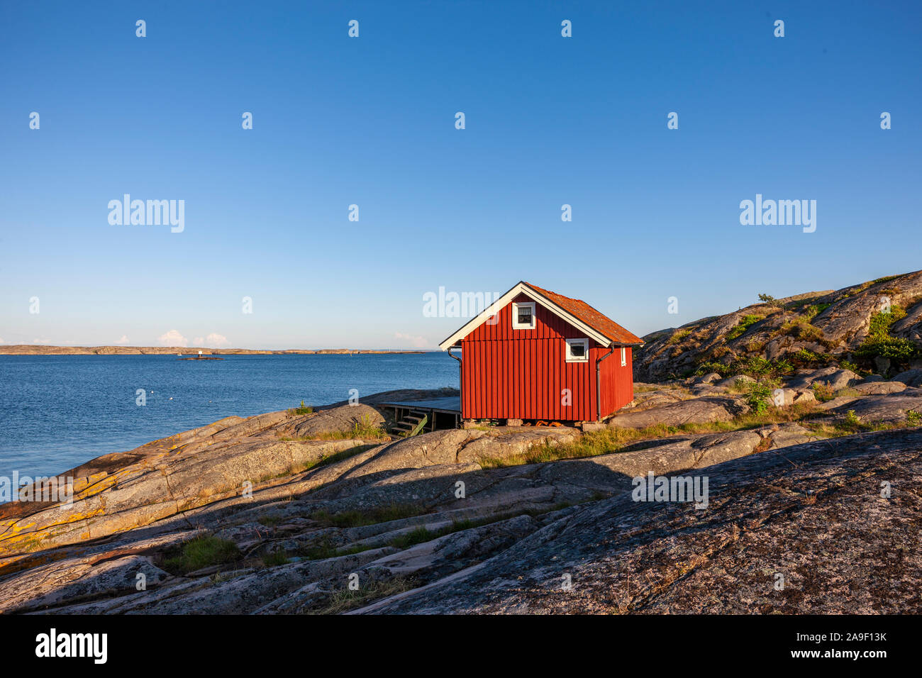 Little red vacation cabin hi-res stock photography and images - Alamy
