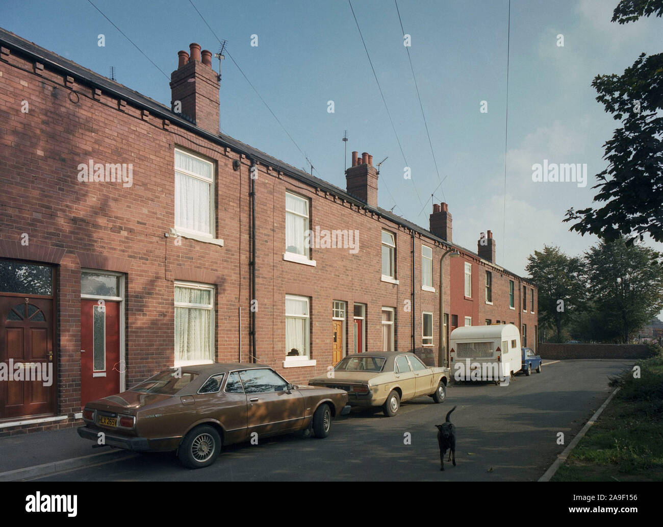 1980s terrace housing street scene hi-res stock photography and images ...