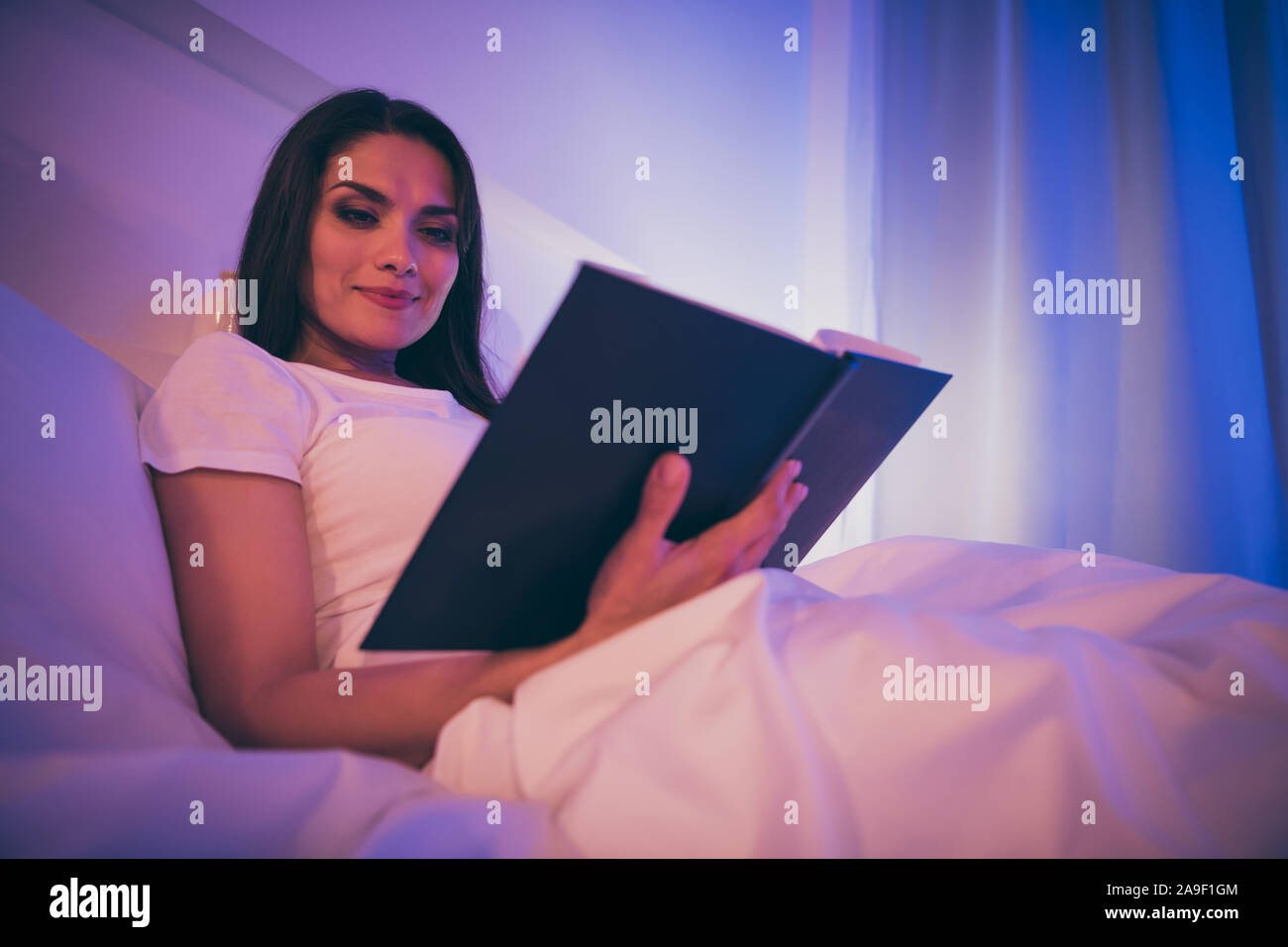 Woman reading book in bed cosy hi-res stock photography and images - Alamy
