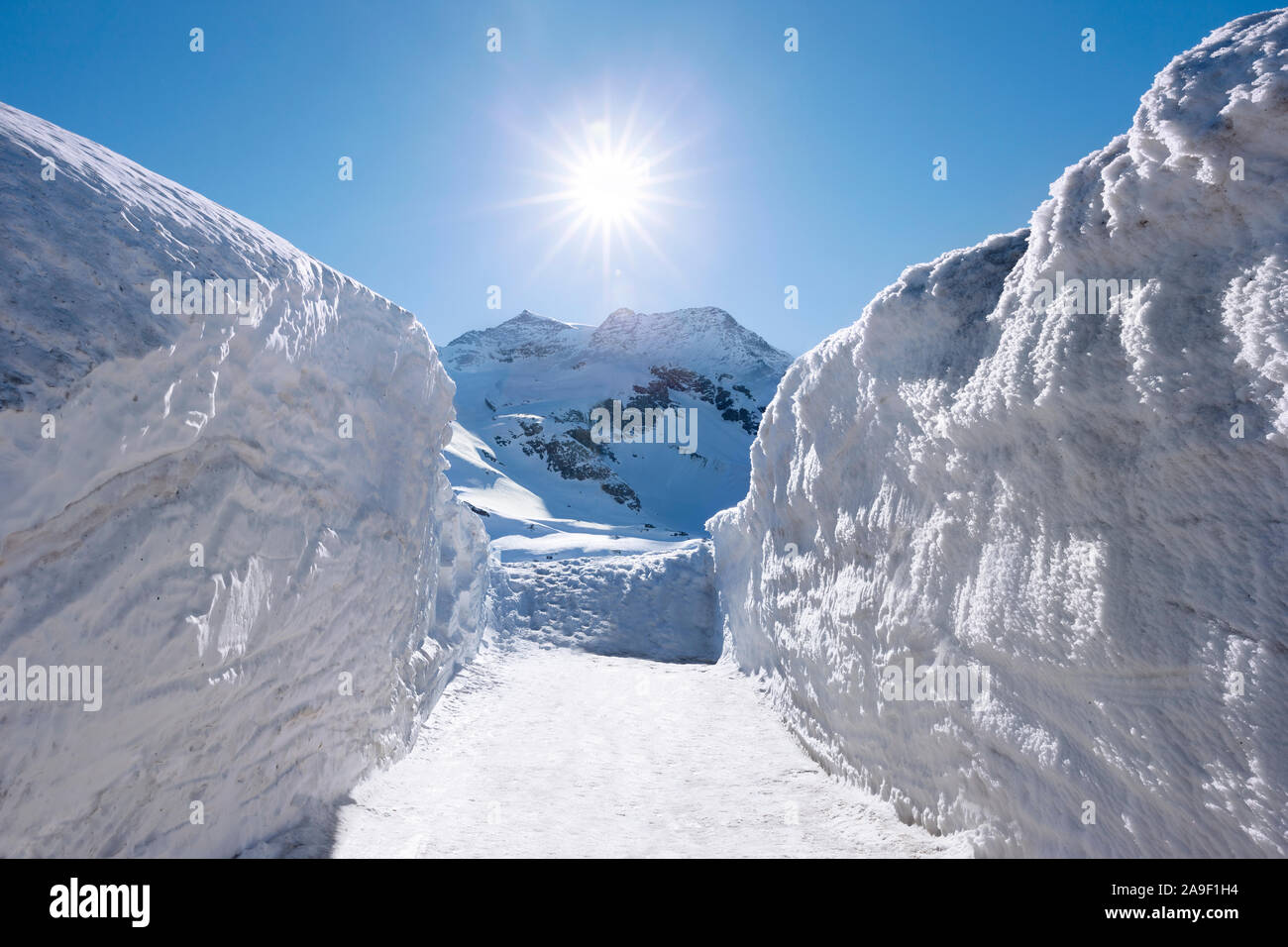 The high snow hi-res stock photography and images - Alamy