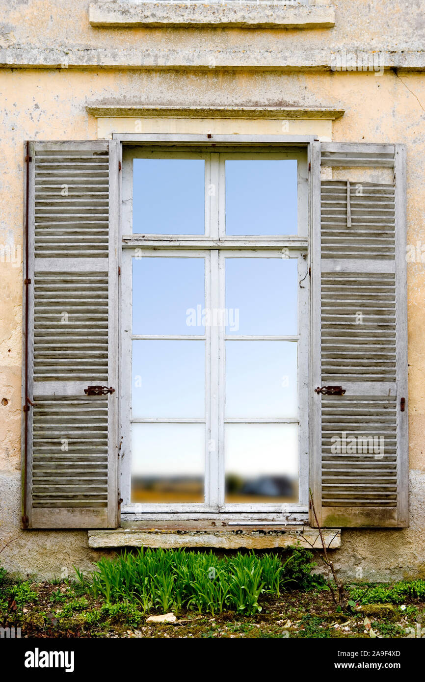 Looking closer sheet hi-res stock photography and images - Alamy