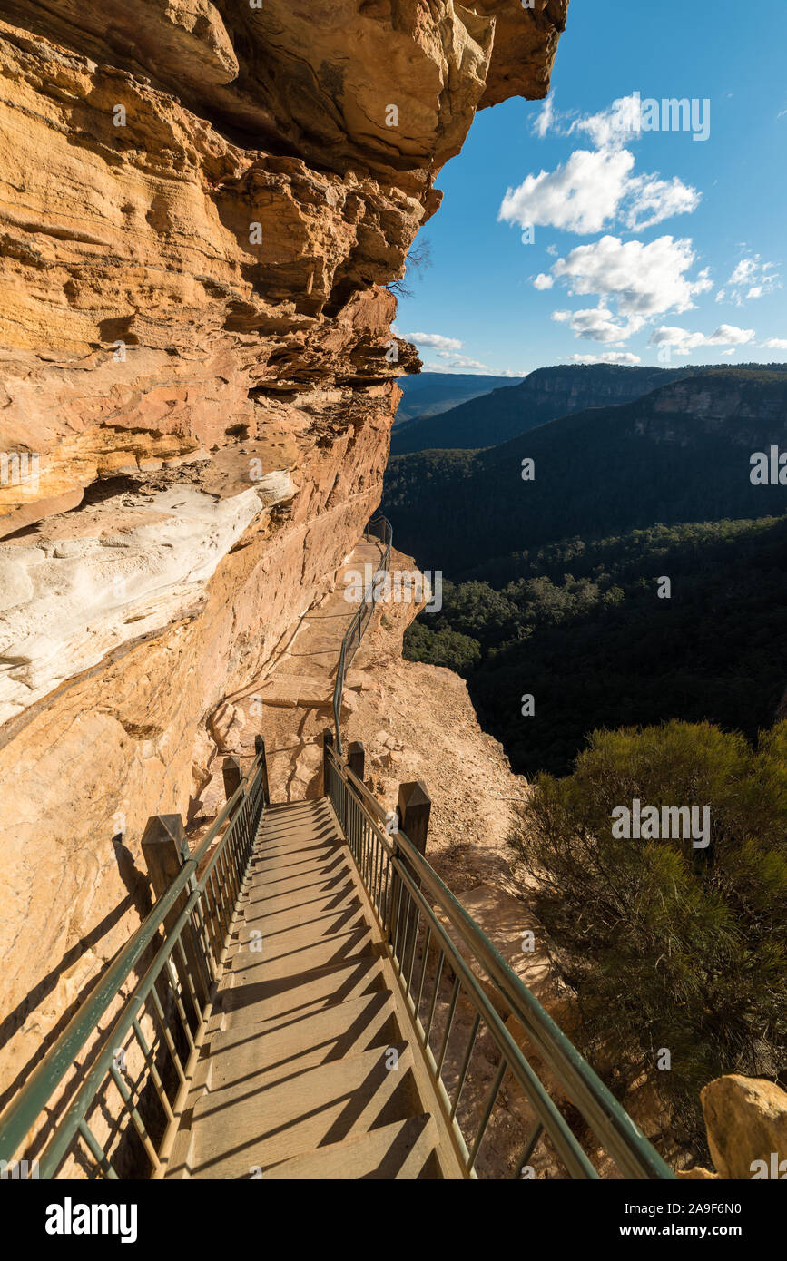 Track along the cliff edge in Blue Mountains National Park, Australia ...
