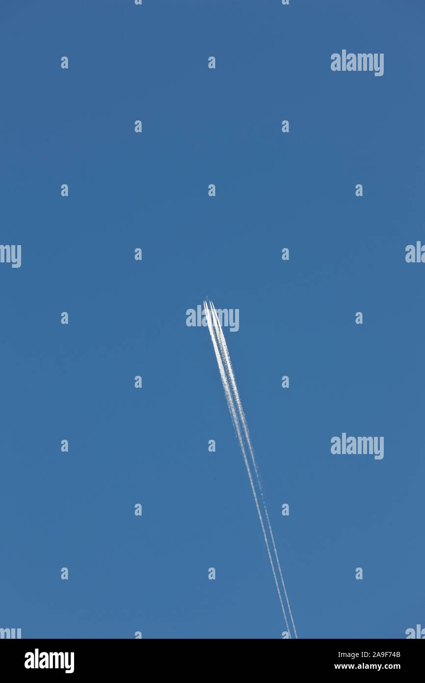 Aeroplanes contrails hi-res stock photography and images - Alamy