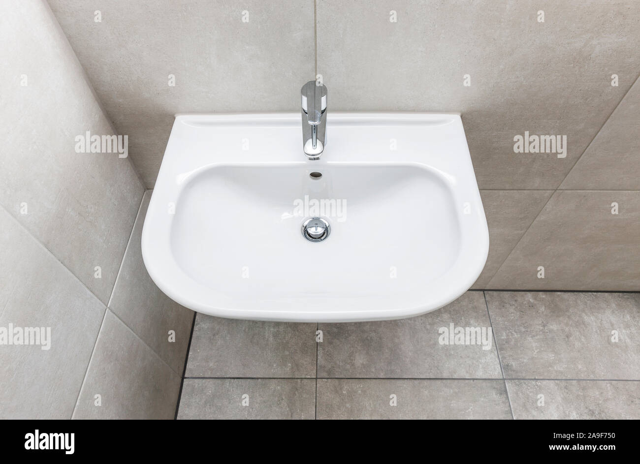 Empty washrooms hi-res stock photography and images - Alamy