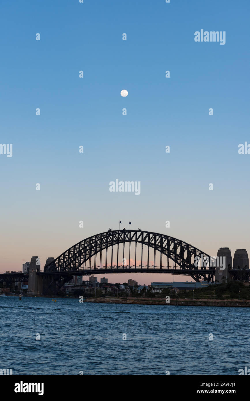 Full moon and sydney harbour bridge hi-res stock photography and images ...