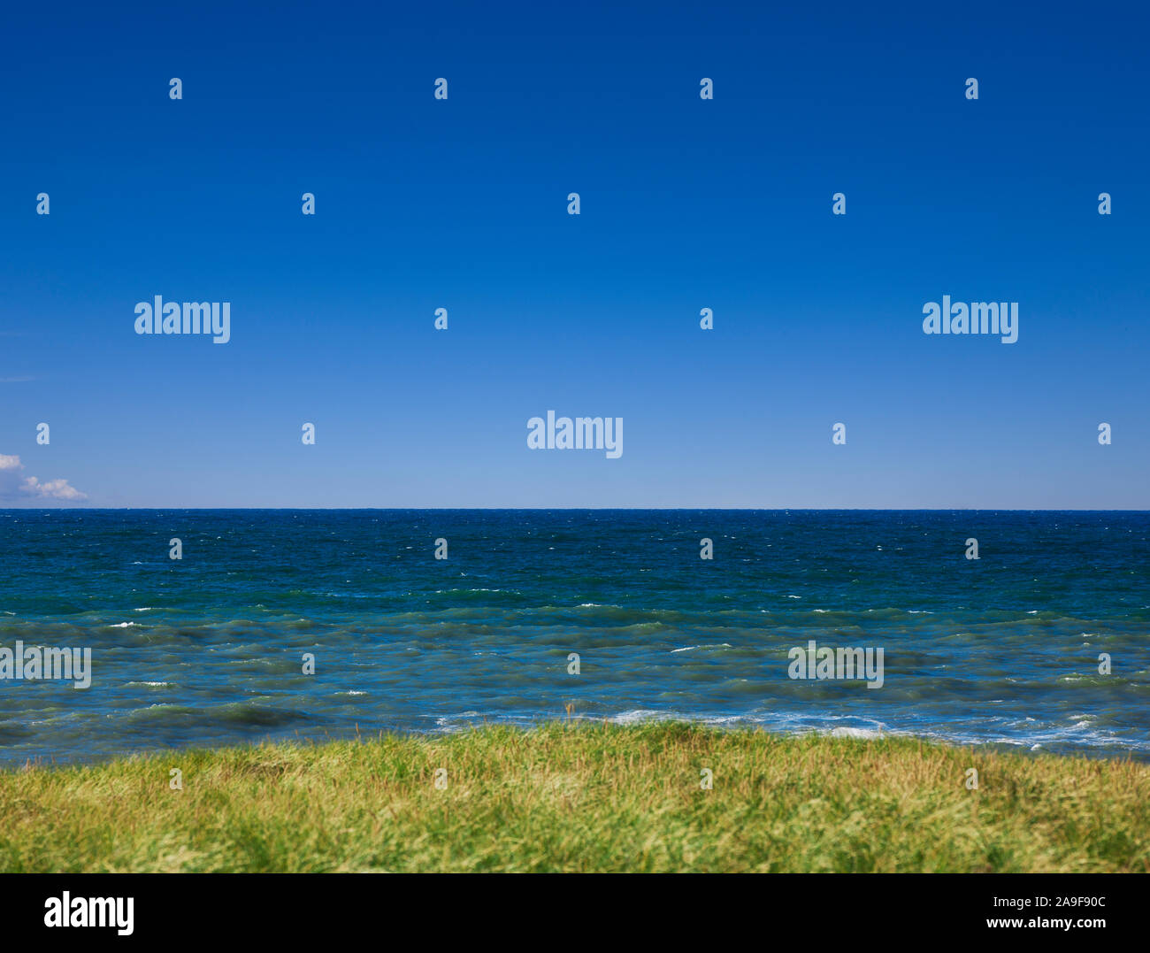 Dark blue green empty ocean hi-res stock photography and images - Alamy