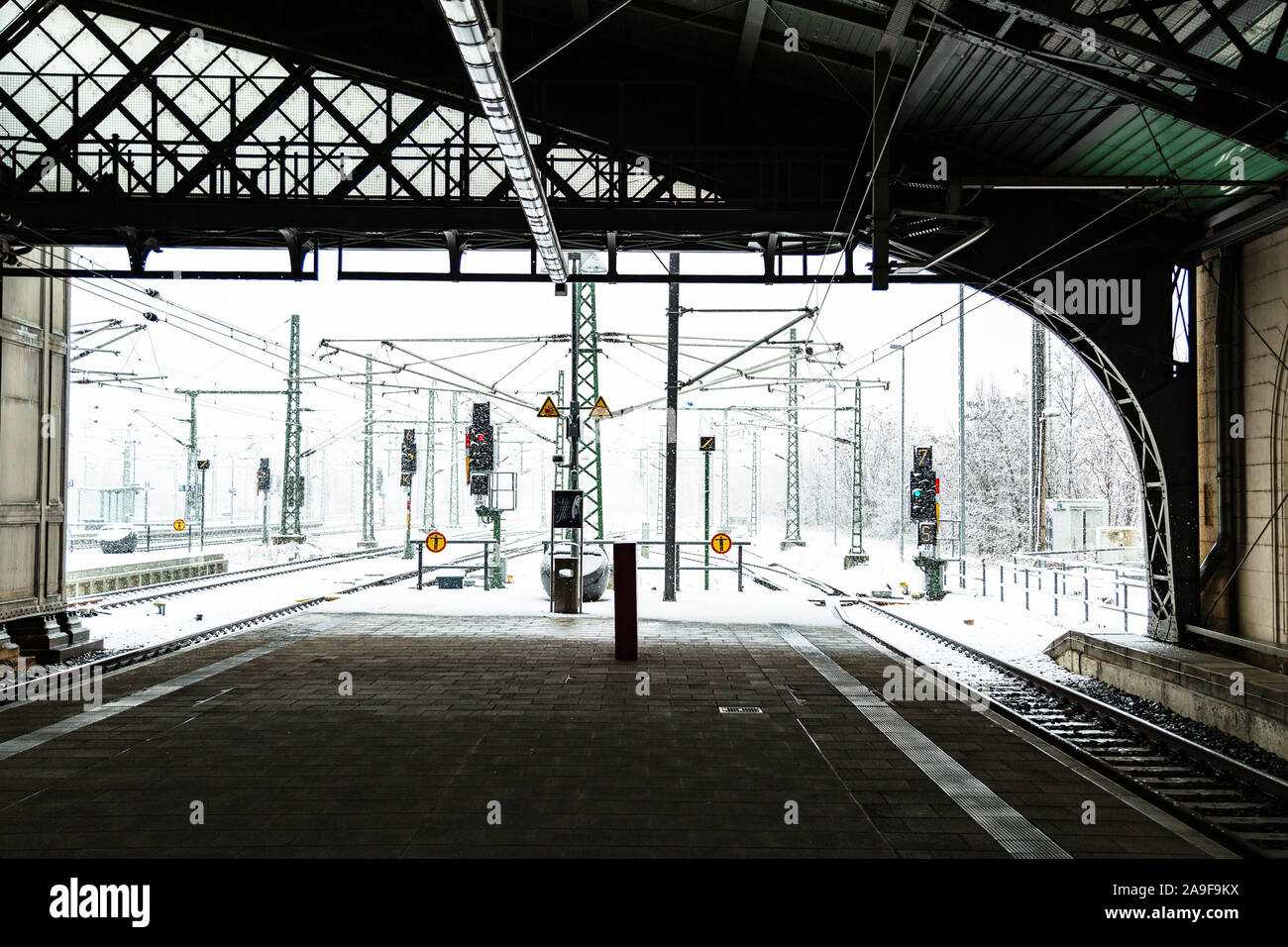Empty european train station platform under roof Stock Photo - Alamy