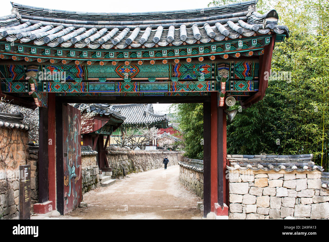 Gate of the 'Beomeosa temple' in Busan Stock Photo - Alamy