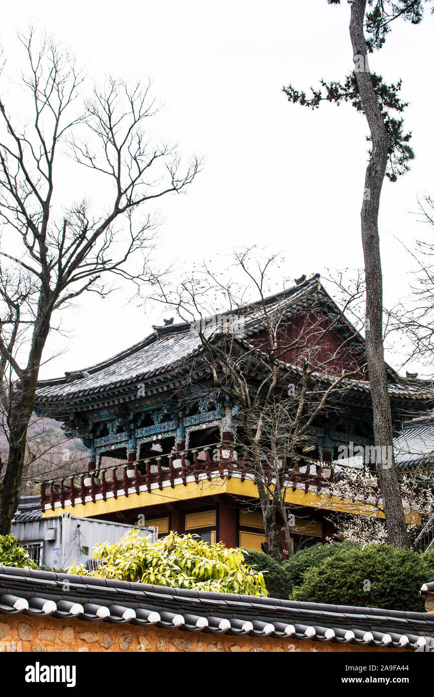Temple complex 'Beomeosa temple' in Busan Stock Photo - Alamy