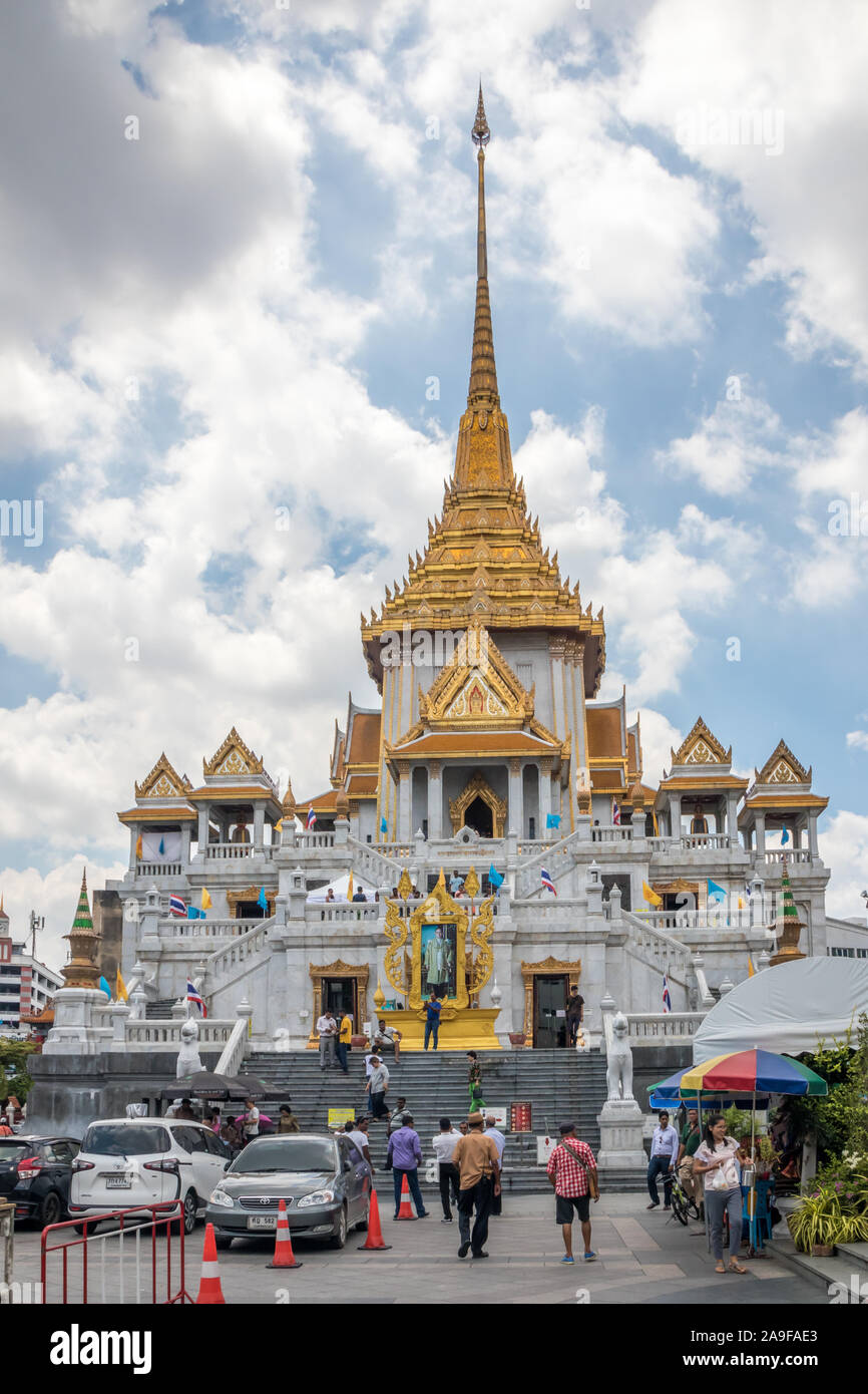 Bangkok, Thailand - 26th September 2018: Tourists visiting Wat Traimit ...