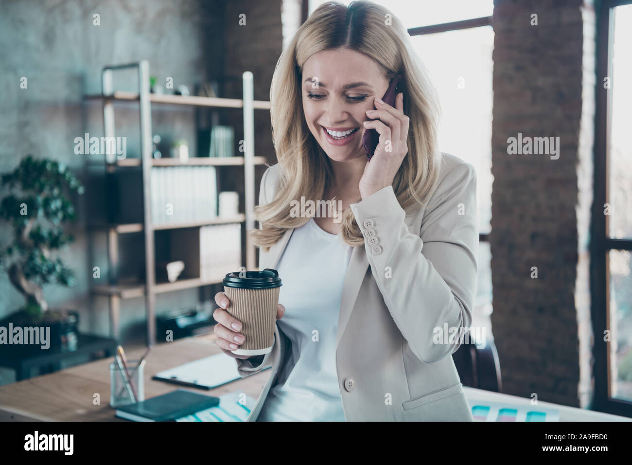 Mom girl phone call speaking hi-res stock photography and images - Alamy