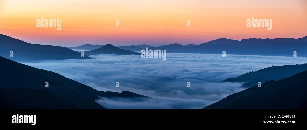 Mist blankets hi-res stock photography and images - Alamy