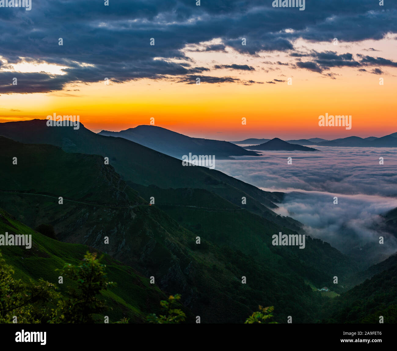 Mist blankets hi-res stock photography and images - Alamy