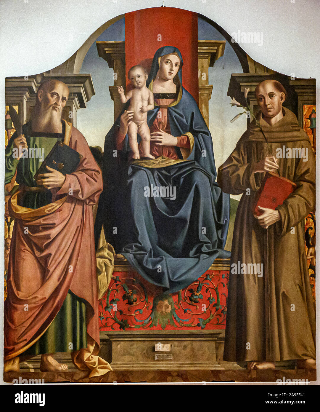 Child enthroned hi-res stock photography and images - Alamy