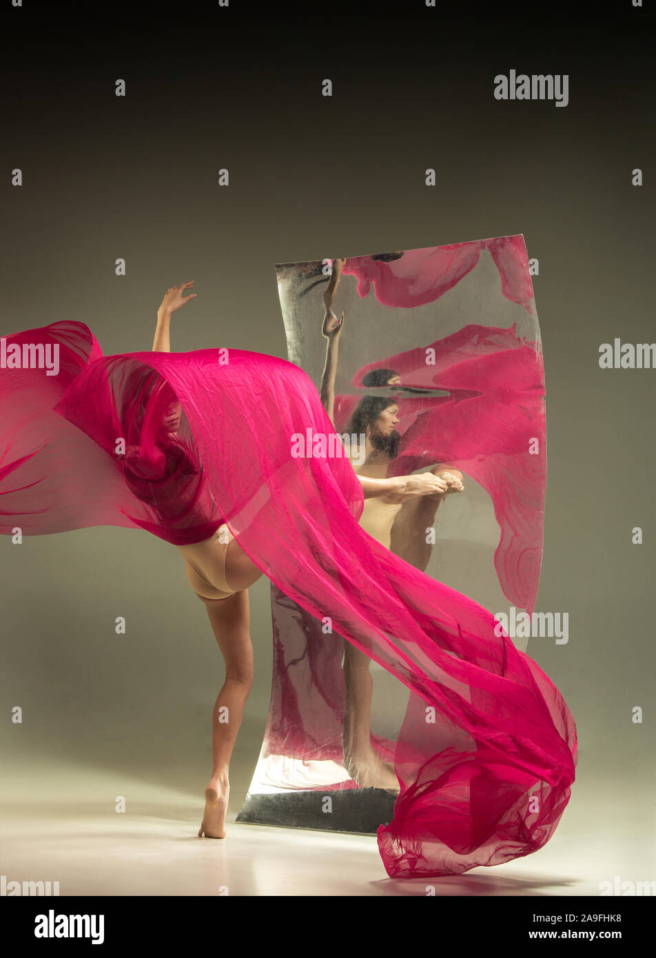 One line ballet hi-res stock photography and images - Alamy