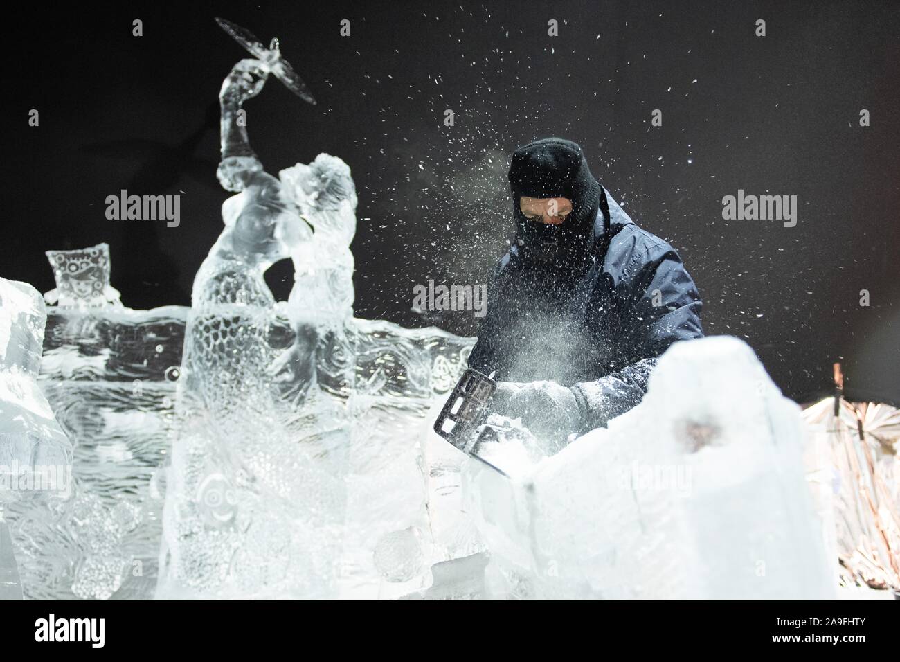 Dresden, Germany. 15th Nov, 2019. Zsolt M. Toth, an ice carver from ...