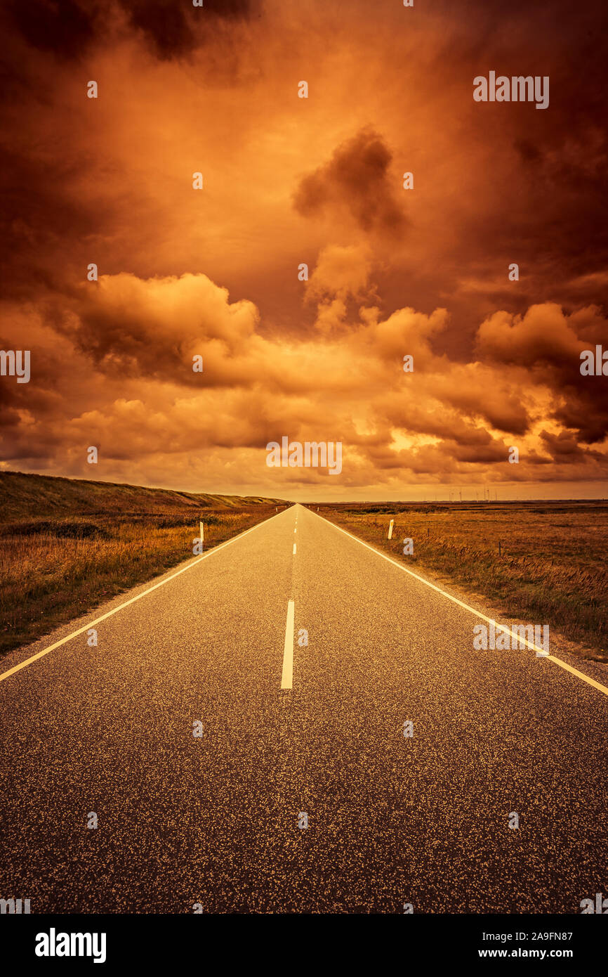 Straight line roads hi-res stock photography and images - Alamy