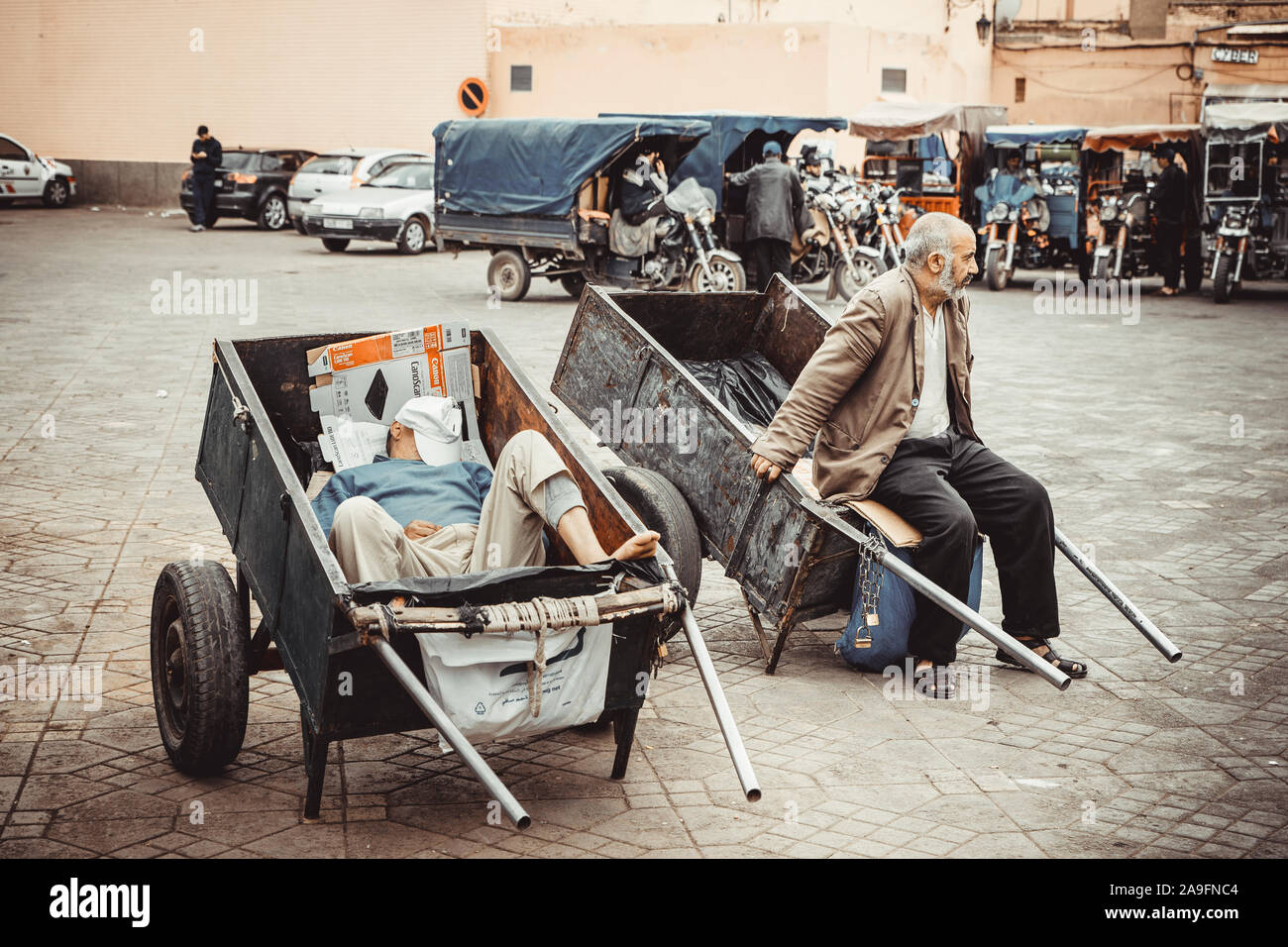 Shopping carts people hi-res stock photography and images - Alamy