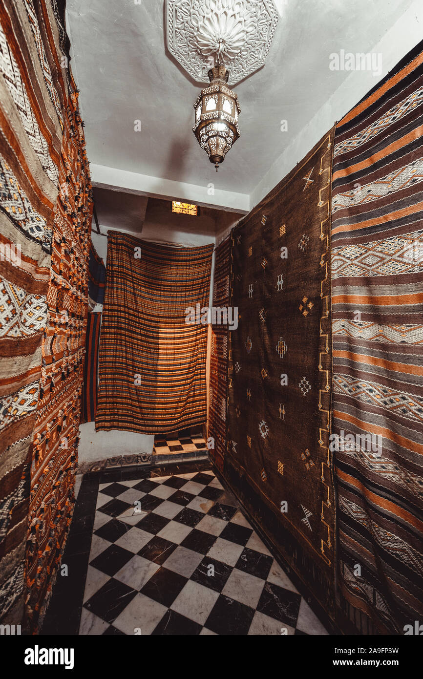 traditional carpet stall Stock Photo - Alamy